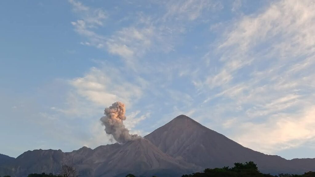 VOLCÁN SANTIAGUITO ELEVA COLUMNAS DE GAS A 800 METROS | Noticias Del Valle
