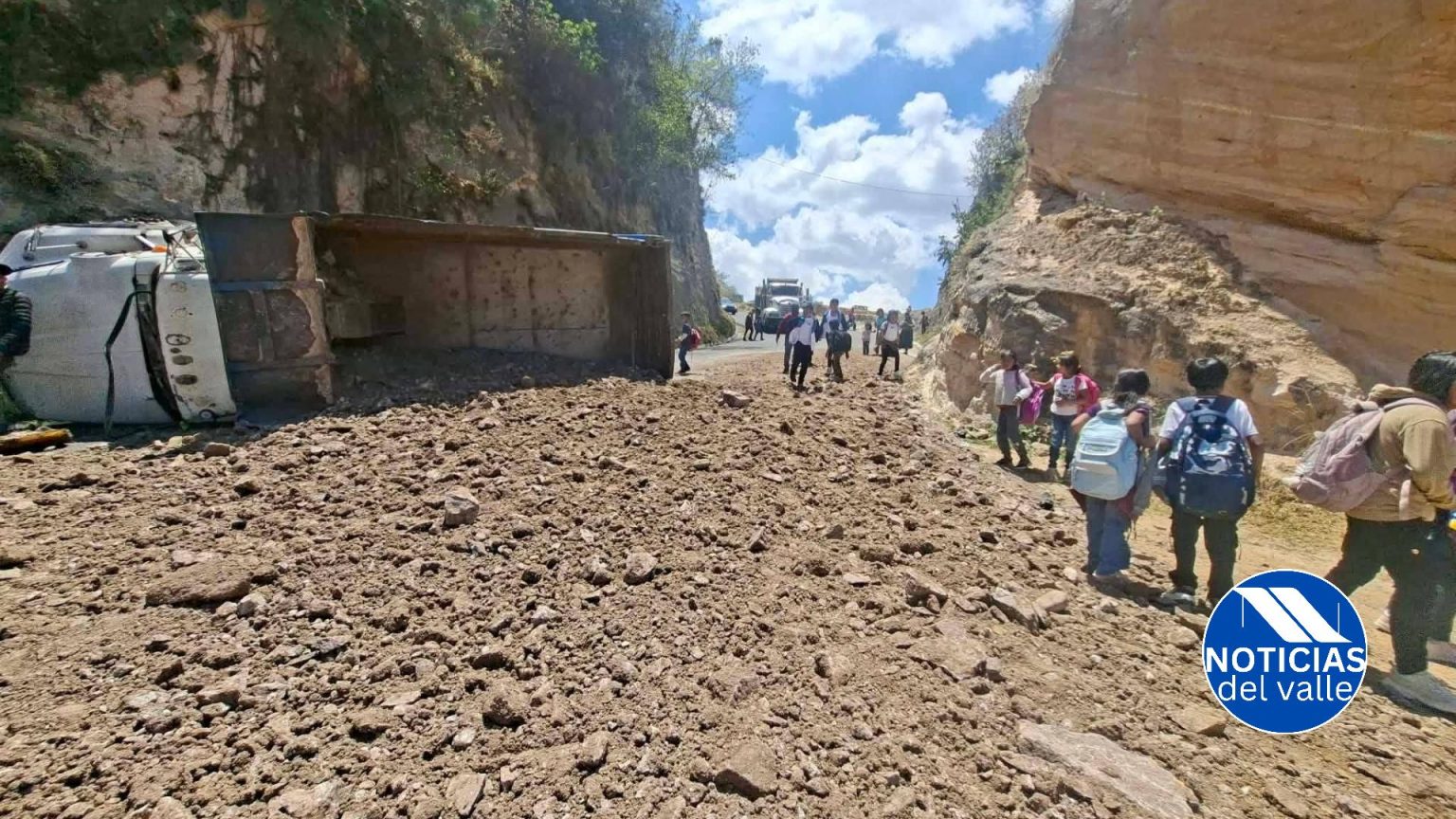 Camión de volteo vuelca en Comitancillo San Marcos y deja la vía ...